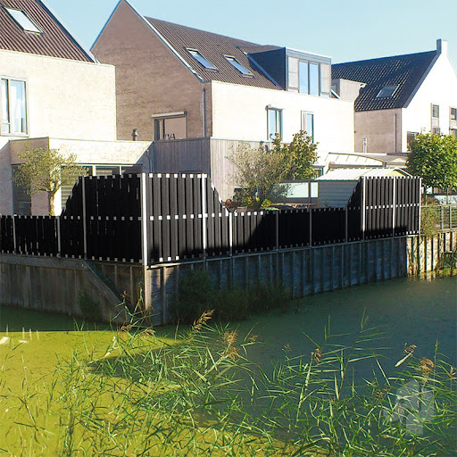 Design schuttingscherm antraciet met aluminium liggers | Houtindetuin.nl